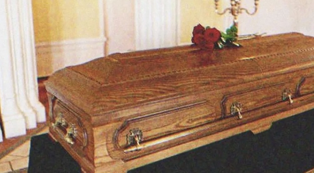 At Funeral, Man Lays Late Friend's Phone on Coffin, Then Widow Gets ...