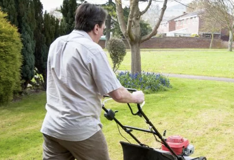 Single Father Helps Elderly Neighbor With Yard Work, Receives ...