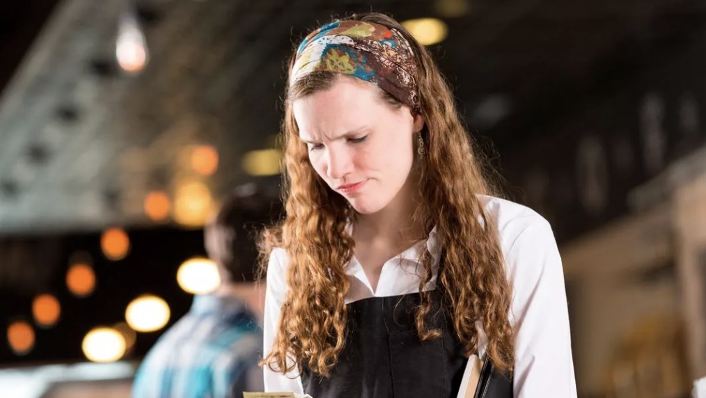A waitress forced me to kneel in the restaurant — her unexpected reason ...