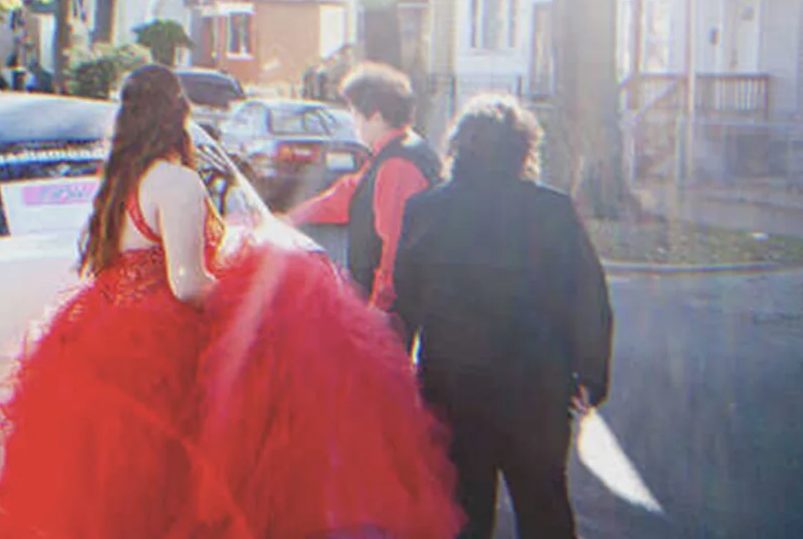 Girl Sells $2,000 Prom Dress to Fund Friend’s Mother’s Treatment ...