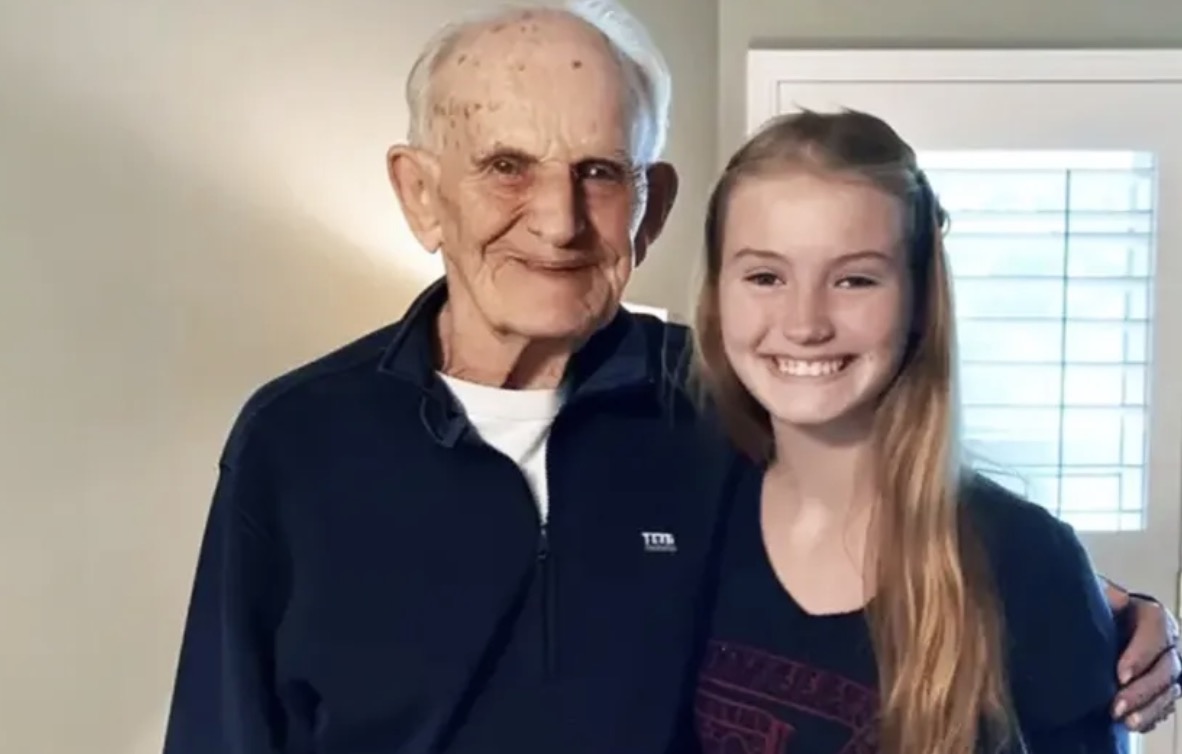 During my grandfather's funeral, a stranger gave me a note — I couldn’t help but laugh after ...